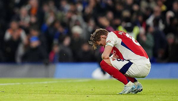 Arsenal lose further ground in Premier League title race after draw at ...