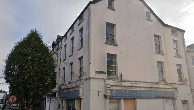 Calls for action on 'unsightly' building on Ballina's main street ...